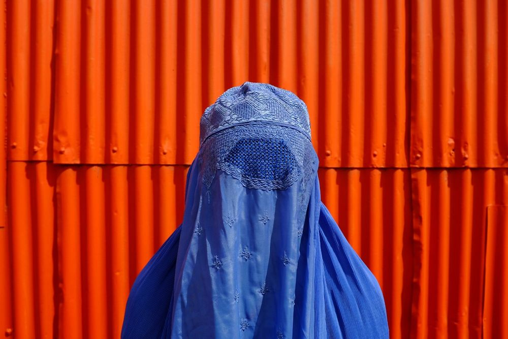 Série fotográfica retrata mulher de burca em situações cotidianas e ...